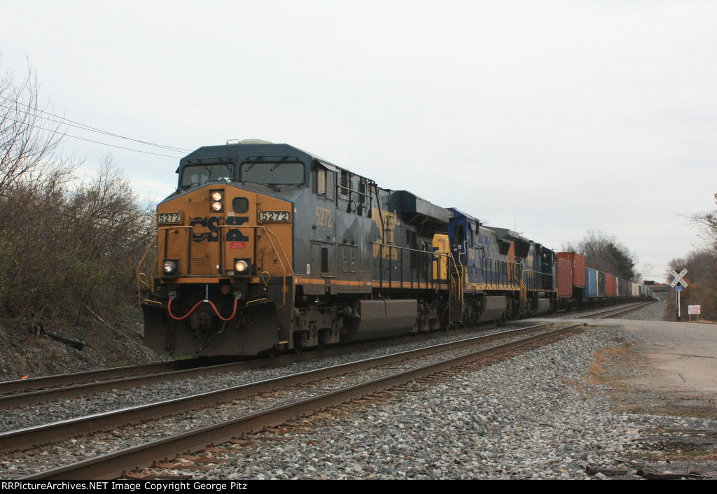 CSX 5272 and train L033
